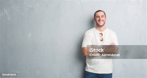 함께 웃 고 선글라스 행복 한 얼굴을 입고 회색 그런 지 벽에 젊은 백인 남자는 카메라 보고 팔 교차 긍정적인 사람입니다 긍정적인 감정 표현에 대한 스톡 사진 및 기타