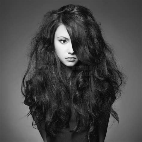 白种人高清图片美丽的年轻漂亮的女士妇女经典画象有时髦的理发的性感的白种人模型与黑发姿势在灰色的背景上的摄影工作室人像图片免费下载