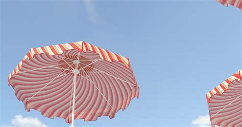 Eine Gruppe Von Rosa Und Weiß Gestreiften Regenschirmen Foto Bild Zum