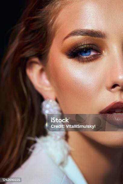 메이크업과 아름다운 소녀 모델의 초상화 파란 눈을 가진 유럽 의 외모의 매력적인 여성 아름다운 이브닝 메이크업 메이크업으로 매크로 샷을 한 모델 가득 찬에 대한 스톡 사진