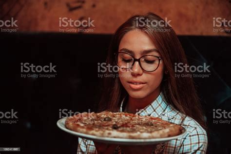 현대적인 레스토랑에서 피자를 먹는 점심 시간에 사업가 선택적 초점 갈색 머리에 대한 스톡 사진 및 기타 이미지 갈색 머리 건강한 생활방식 건강한 식생활 Istock