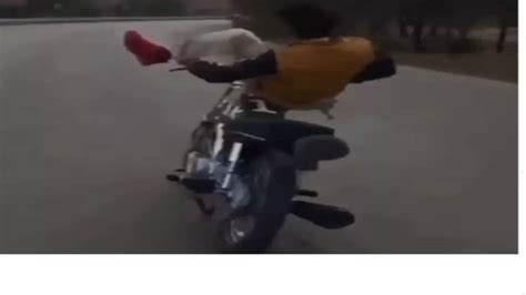 Stunt Video Man Doing Dangerous Bike Stunt Watch Viral Video स्टंटबाजी