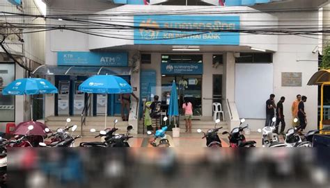 ชาวเบตงฝ่าสายฝน เช็กสถานะ ยืนยันตัวตน บัตรสวัสดิการแห่งรัฐ