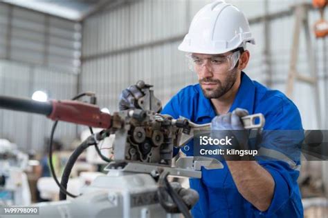 공장에서 렌치 공구 수리 로봇 팔 용접기를 사용하는 남성 엔지니어 로봇 산업에서 일하는 유니폼을 입은 기술자 자동화 로봇 산업에 대한 스톡 사진 및 기타 이미지 Istock