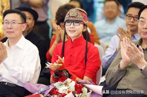 60歲楊麗萍近照，剪了指甲美如20歲少女，生活終於可以自理了 每日頭條