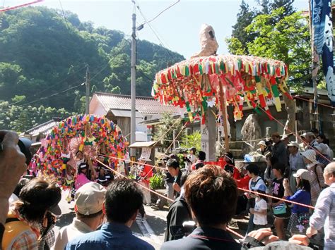 巨大な傘鉾が道を駆け抜ける次の日祭り 島根県邑南町 トヨタ自動車のクルマ情報サイトGAZOO