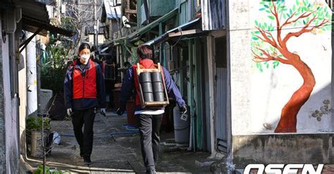 사진 김원중과 연탄 나르는 롯데 선수들