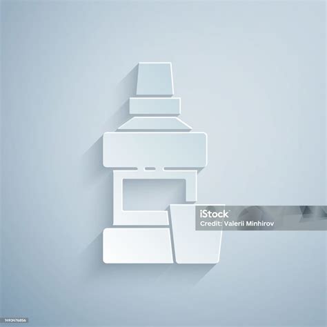 종이 컷 구강 세척 플라스틱 병과 회색 배경에 고립 유리 아이콘 입을 헹구기 위한 액체 구강 관리 장비 종이 아트 스타일 벡터