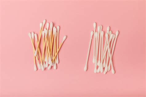 친환경 면봉 분홍색 바탕에 대나무 면봉 플라스틱이 없는 쓰레기 없는 화장품 에코 상품 위생 텍스트를 위한 위치입니다 복사할 장소