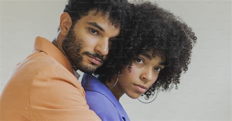 사진을 위해 포즈를 취하는 남자와 여자 사진 Unsplash의 눈을 마주치다 이미지