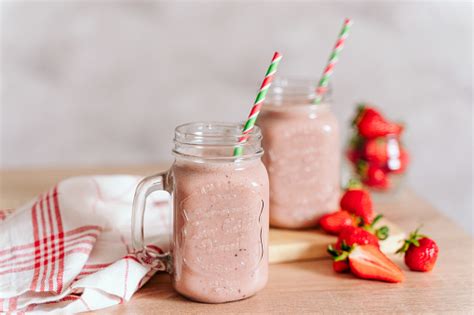 신선한 딸기 밀크쉐이크를 유리로 딸기와 스무디 신선한 딸기 건강한 음식과 음료 개념 아침 과 간식에 대 한 건강 한 음식 복사 공간 스무디에 대한 스톡 사진 및 기타 이미지