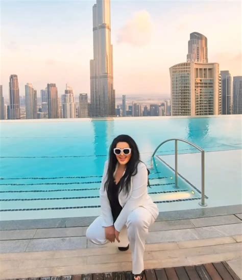 ДРАГАНА МИРКОВИЧ В ДУБАЙ СЕ НАСЛАЖДАВА НА ВСИЧКИ ПАРИ Басейн известни марки и напитки на