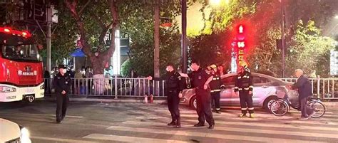 【喜迎二十大 忠诚保平安】车辆突发自燃 巡警紧急处置巡逻险情北新街