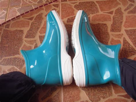 Budak Biasa Kasut Getah Yang Cantik