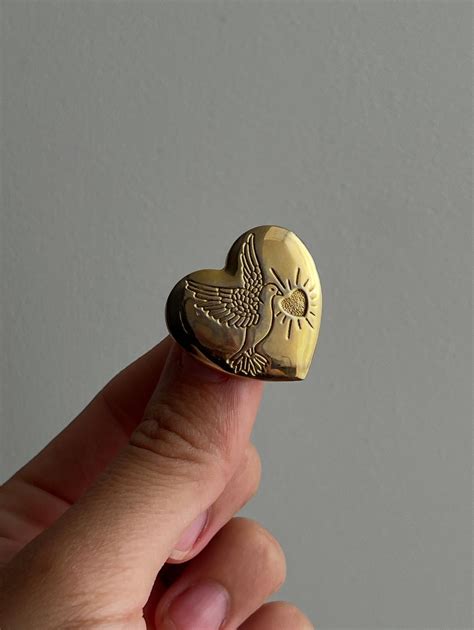 Вінтаж вінтажна полиця Продано Цікава невеличка металева брошка Ціна 150 грн прикарсивінтаж