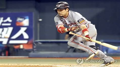 한화 이용규 번트 후 던진 배트에 공 맞아 수비방해 Youtube