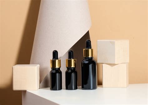 흰색 테이블에 피펫이 있는 갈색 유리병이 있습니다 화장품 Spa 브랜딩 젤 세럼 광고 및 제품 판촉용 포장 모형