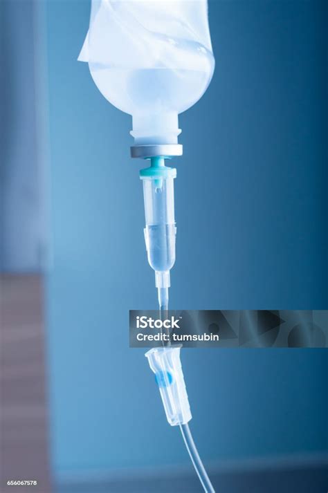 병원에서 환자와 주입 펌프를 위한 식 염 Iv 드립 건강관리와 의술에 대한 스톡 사진 및 기타 이미지 건강관리와 의술 긴급