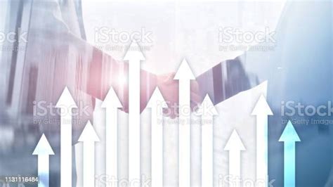 마천루 배경에 위쪽 화살표 그래프 투자 및 재무 성장 개념을 제공 합니다 고층 건물에 대한 스톡 사진 및 기타 이미지 고층