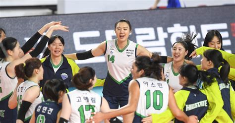 승리 기쁨 나누는 선수들