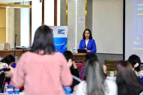 УИХ ын гишүүн Ц Мөнхцэцэг улс төрийн намын тогтолцооны шинэчлэлийн асуудлаар лекц уншлаа