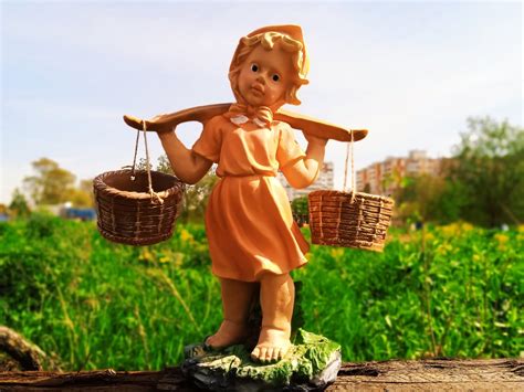 Садовая фигура Девочка с коромыслом с корзинами, 45х30 см.