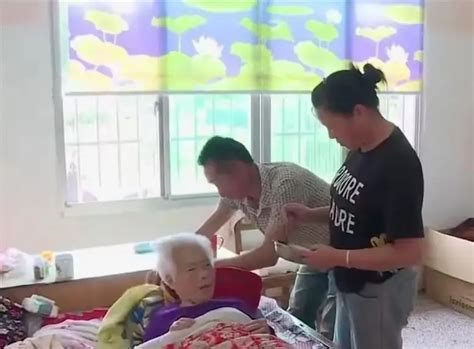 八旬老太瘫痪4个女儿不管，她带着几十万找前儿媳养老：全都给你