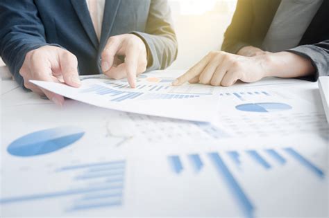 비즈니스 팀 두 동료 사무실 테이블에 금융 그래프 데이터를 논의 그래프에 대한 스톡 사진 및 기타 이미지 그래프 금융 기업 재무와 산업 Istock