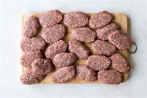 터키 원시 미트볼 호스텔 또는 Kofta 나무 표면에 다진 고기로 만든 고기에 대한 스톡 사진 및 기타 이미지 고기 돼지고기 미식가 Istock