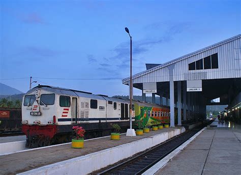 Kereta Api Tawang Alun