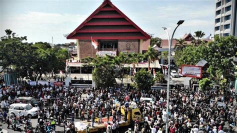FOTO Demo Tolak Rekomendasi Hak Angket Di Kantor DPRD Sulsel Tribun Timur