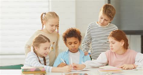Deux Filles Et Un Garçon Assis Ensemble Dans Une Salle De Classe En