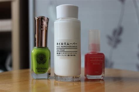 三角排列的草绿色指甲油乳白色洗甲油桃红色指甲油高清图片下载 红动中国