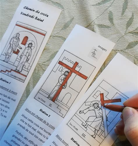 Participer à un chemin de croix avec de jeunes enfants rennes