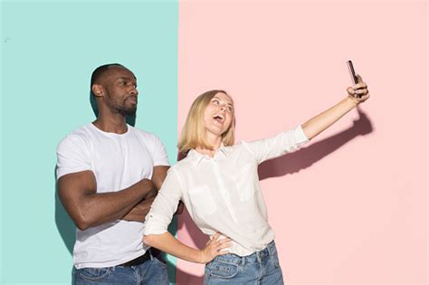 일반적인 Selfie 전화를 복용 하는 학생 들의 질주 할 때 몇 가지를 혼합 백인 여자와 그녀의 아프리카 남자 친구 스튜디오