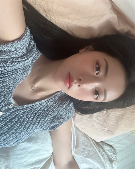 홍민하 카메라 렌즈에 코기름 톡톡 자체 뽀용필터🧂🫧 Instagram