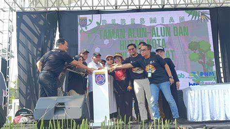 Mohammad Idris Resmikan Taman Alun Alun Hutan Kota Jabar