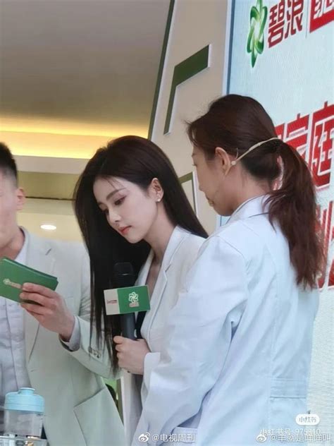白鹿今日在威海出席活动 现场好多人啊