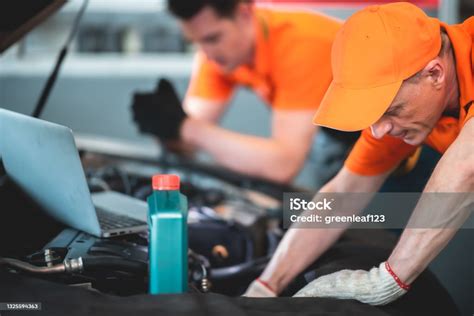 정비사 자동차 서비스 종사자 남성 기술자는 차고 상점에서 유지 보수 또는 수리 차량 자동차 엔진 자동차 검사 자동차 스테이션작업 워크샵 작업 수리공의 작업 25 29세에