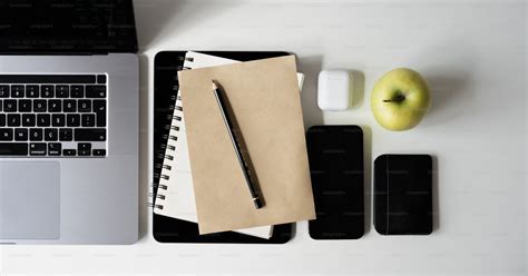 노트북 펜 애플이 노트북 옆 책상 위에 놓여 있다 사진 Unsplash의 사과 이미지