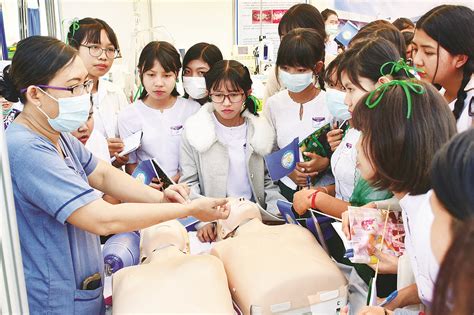 ၇၆ နှစ်မြောက် ပြည်ထောင်စုနေ့ကို ကြိုဆိုဂုဏ်ပြုခြင်းနှင့် ငြိမ်းချမ