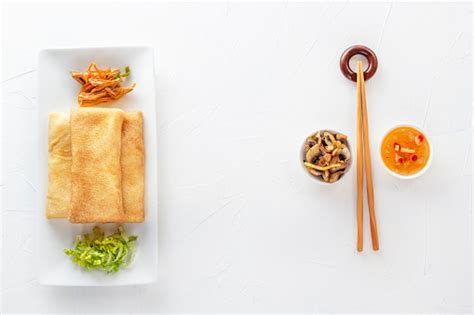 흰색 배경 뜨거운 샐러드 댐 샘 간식 접시에 담긴 전통 중국 토르티야 건강한 생활방식에 대한 스톡 사진 및 기타 이미지