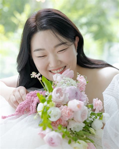 베리굿웨딩 공식계정 주베리굿웨딩컴퍼니 ⠀ 함께 있으면 웃음이 절로 나오는 밝은 에너지의 선미신부님 💗 성민 신랑님의 촬영 기록 두 분의 예쁜 미소가 빛을 발했지요