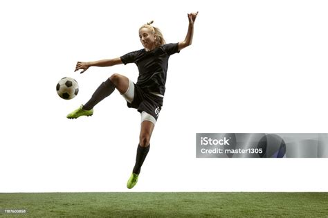 경기장에서 공을 차는 여성 축구 선수 Championship에 대한 스톡 사진 및 기타 이미지 Championship 경쟁