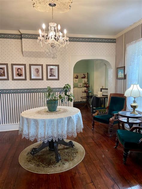 Inside Sister Wives Star Meri Browns Bed And Breakfast Lizzies