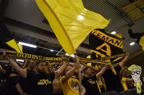 Ultras Der Alemannia Mit Organisiertem Support Beim Hallencup