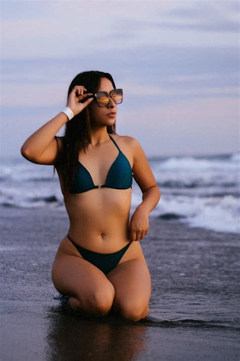 Mulher De Biquíni Na Praia · Foto Profissional Gratuita