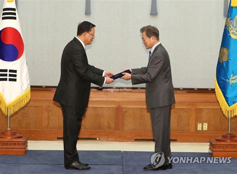문 대통령 오낙영 주캄보디아대사에게 신임장 수여 연합뉴스