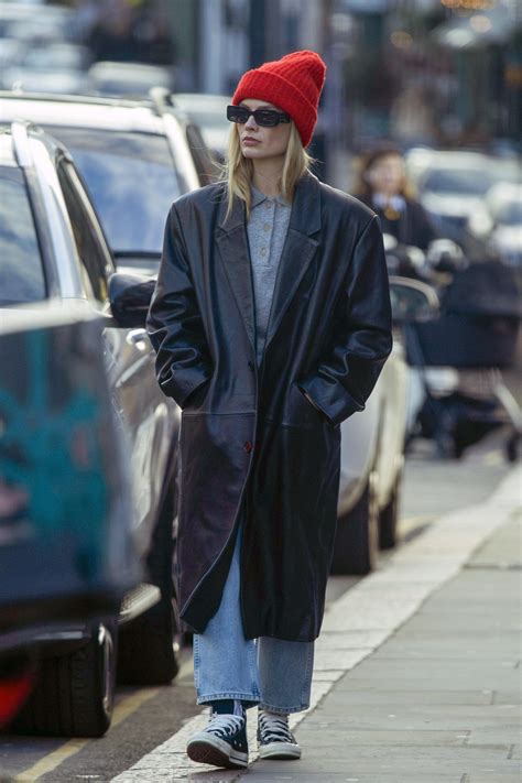 Margot Robbie Luce Elegante Con Tenis Converse Y Jeans Cigarette De Los