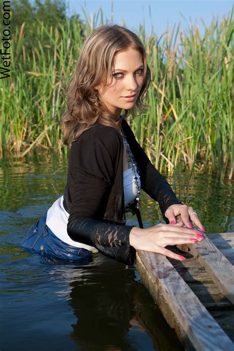 Pin Auf Girls Swimming In Jeans